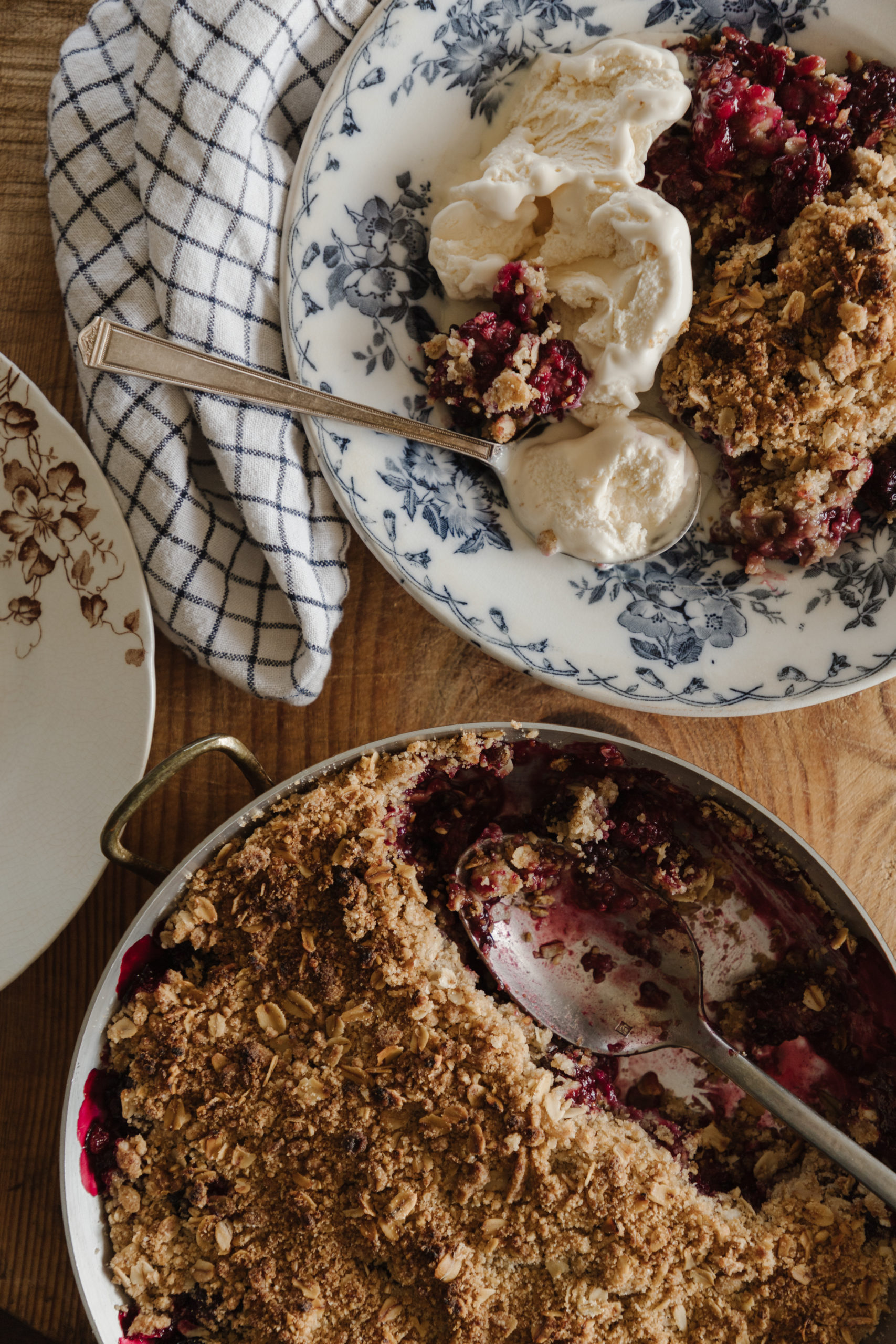 Easy and Fresh Summer Blackberry Crisp Recipe